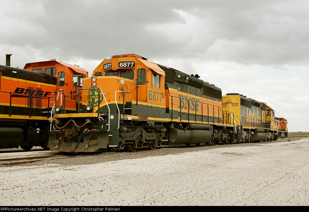 BNSF 6877 and BNSF 6949